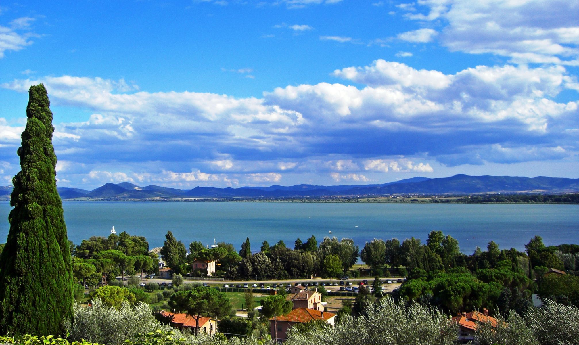 Una vacanza al Lago Trasimeno, nelle colline tra Umbria e Toscana Una vacanza al Lago Trasimeno, nelle colline tra Umbria e Toscana